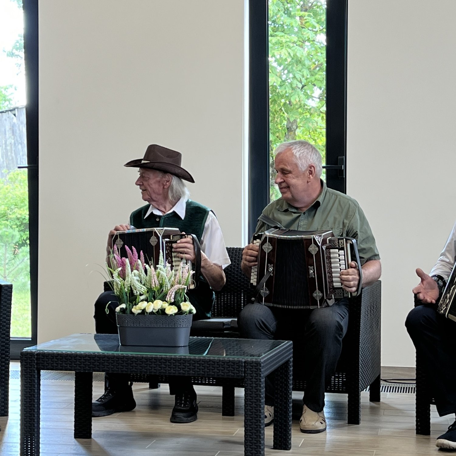 Rokiskiosirena.lt - Obeliuose – armonikierių antplūdis ir į salę netilpę jų gerbėjai (foto)